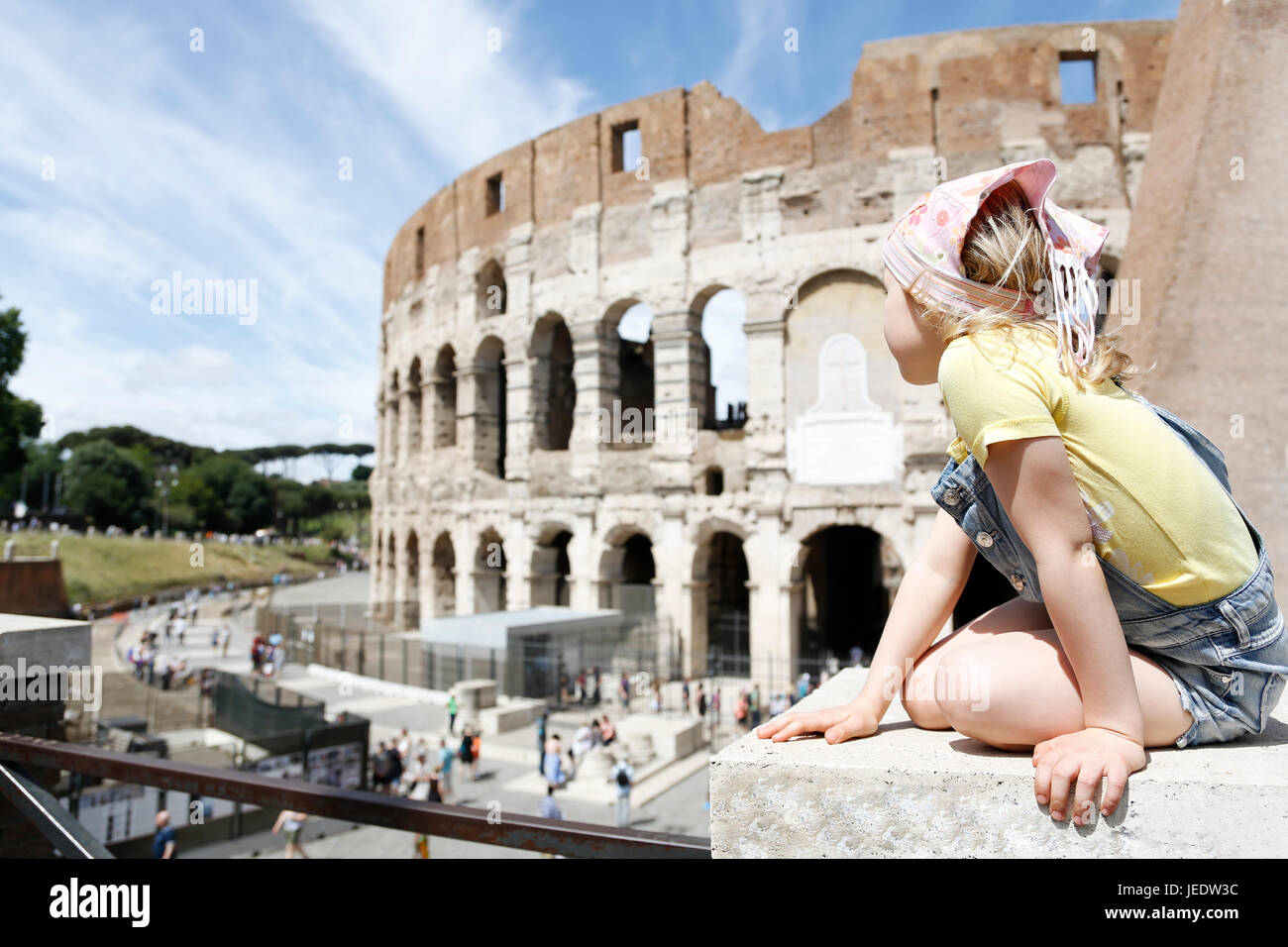 Female tourist colosseum hi-res stock photography and images - Alamy