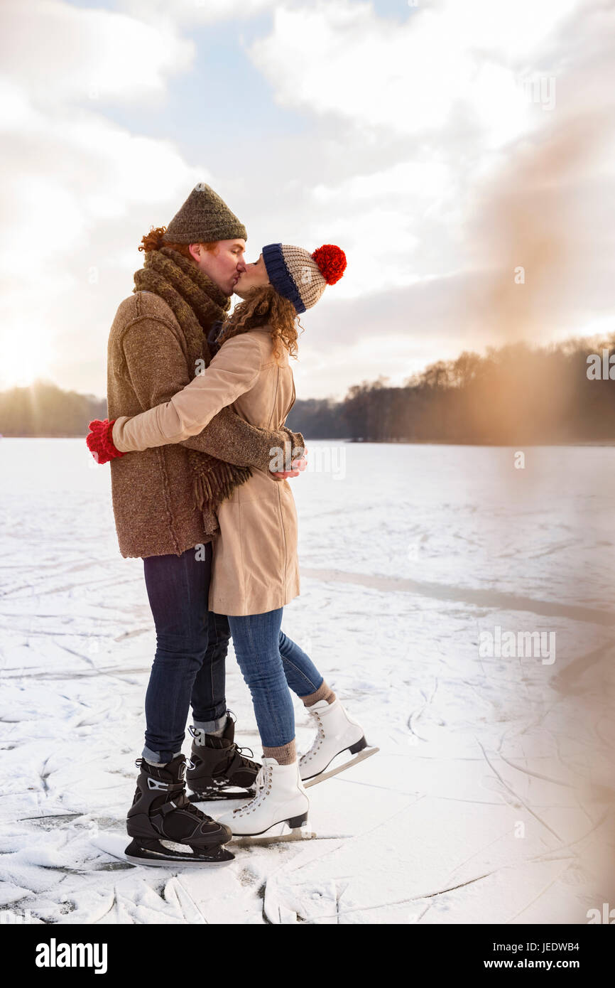 Couple on ice kissing outdoors hi-res stock photography and images - Alamy