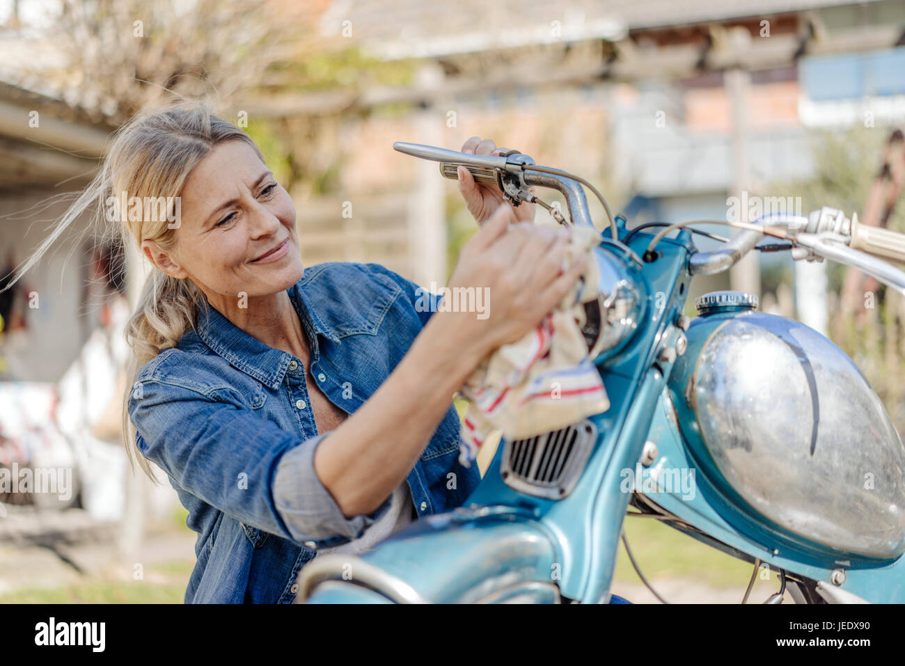 Retro woman cleaning hi-res stock photography and images - Alamy