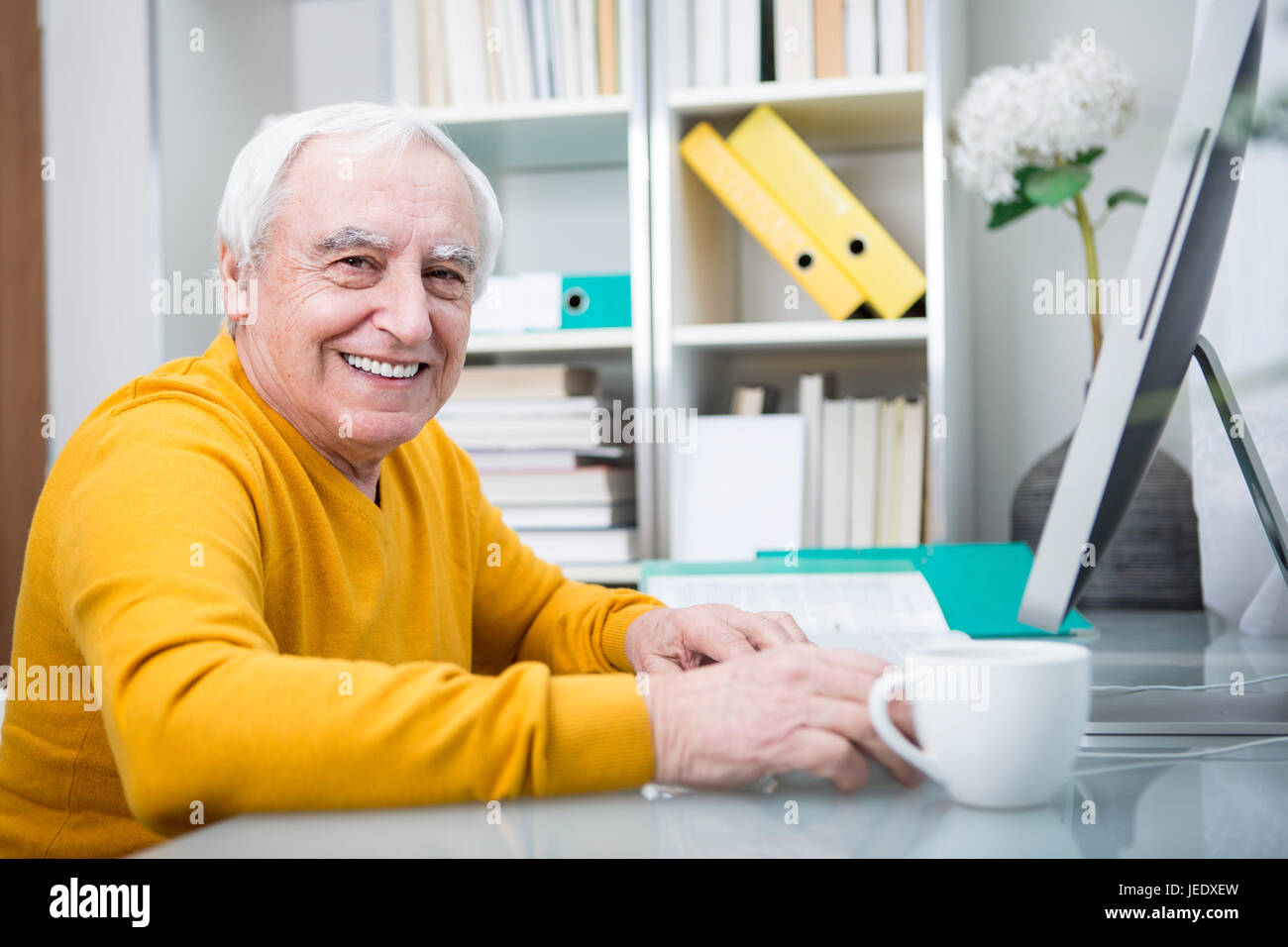 Senior computer old man hi-res stock photography and images - Alamy