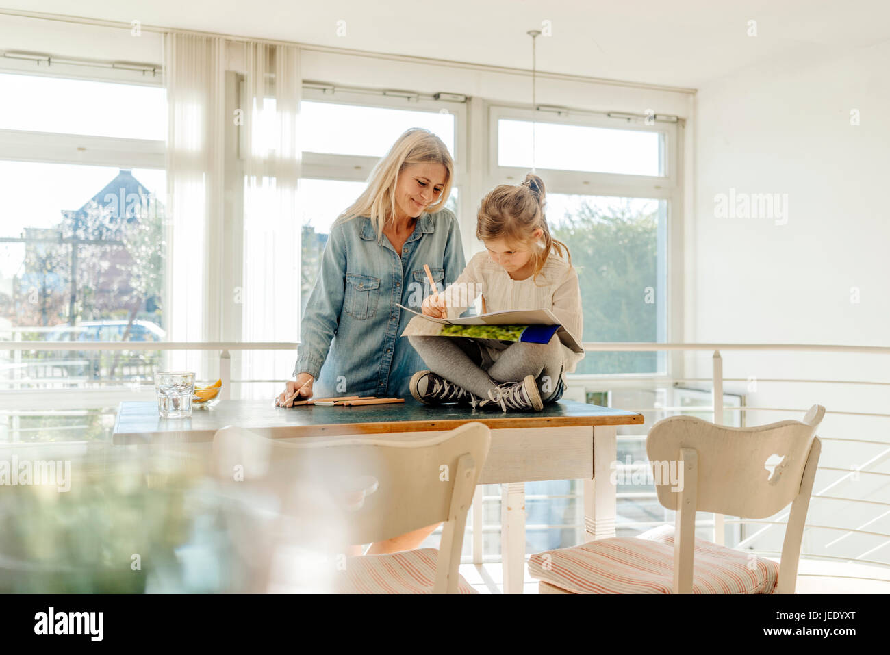 Girl drawing family woman hi-res stock photography and images - Alamy