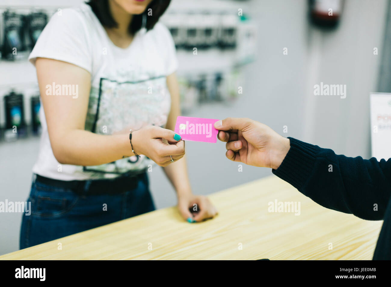 Customer paying with credit card Stock Photo - Alamy