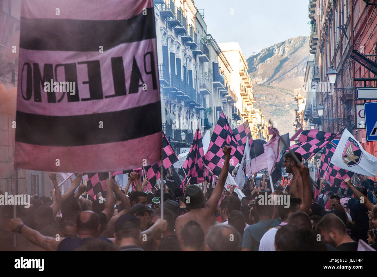 Ultras of Palermo in conflict with the president Maurizio Zamparini ...