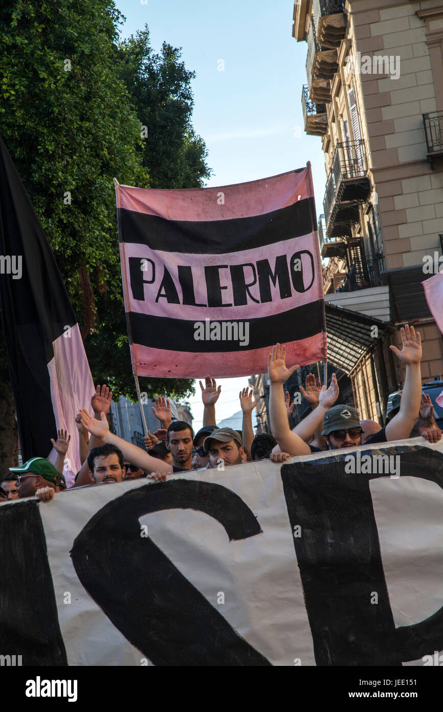 Ultras of Palermo in conflict with the president Maurizio Zamparini ...