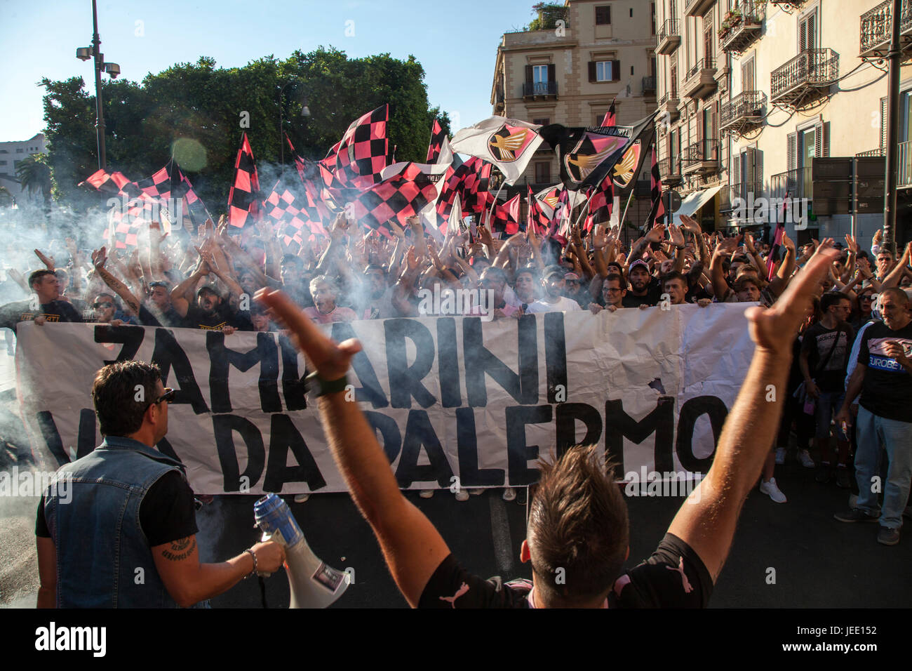 Ultras of Palermo in conflict with the president Maurizio Zamparini ...