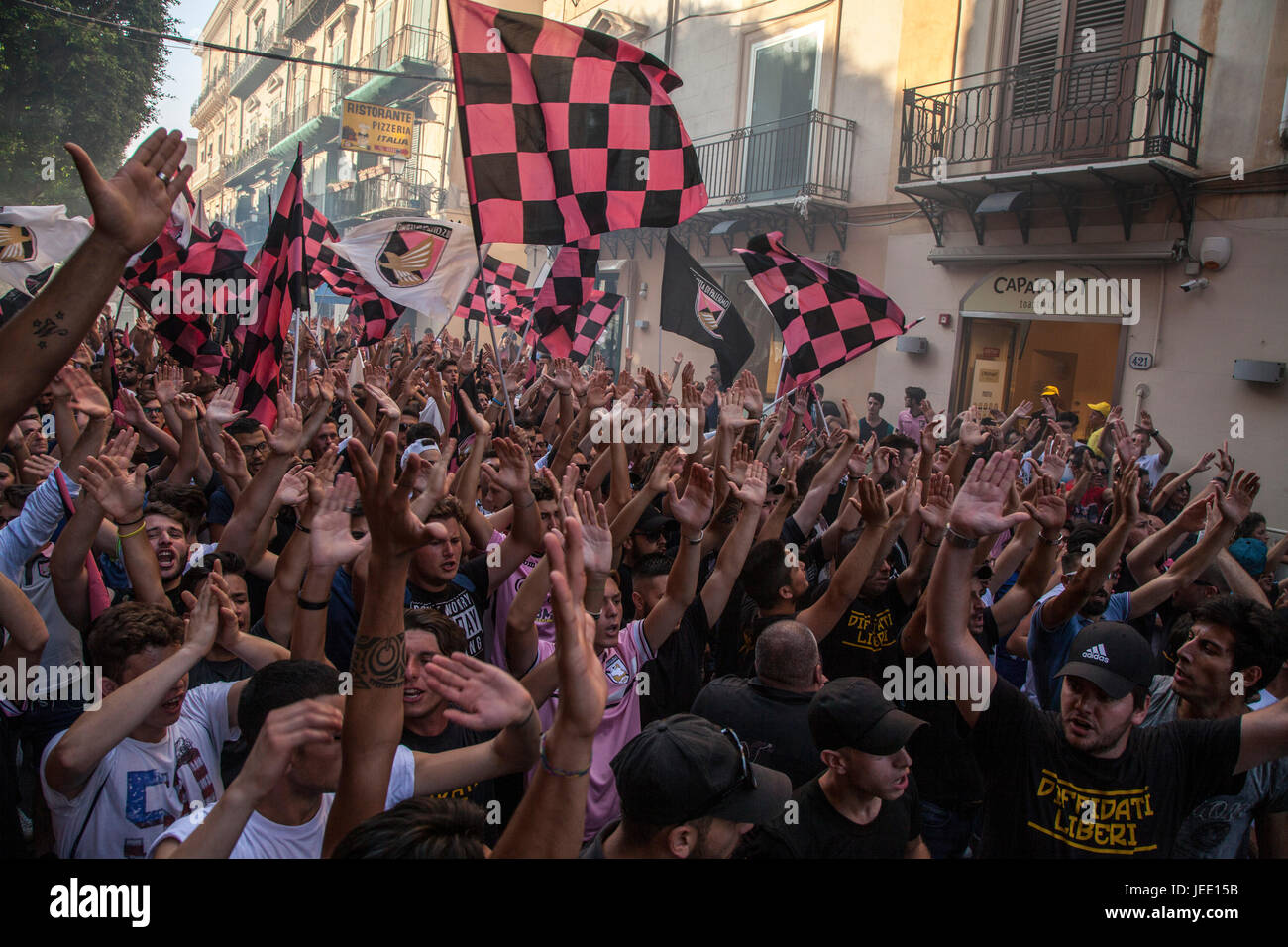 Ultras of Palermo in conflict with the president Maurizio Zamparini ...