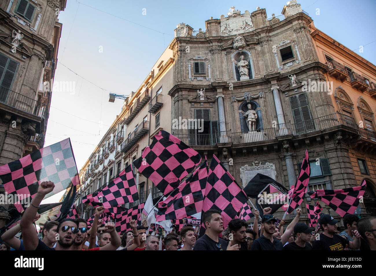 Ultras of Palermo in conflict with the president Maurizio Zamparini ...