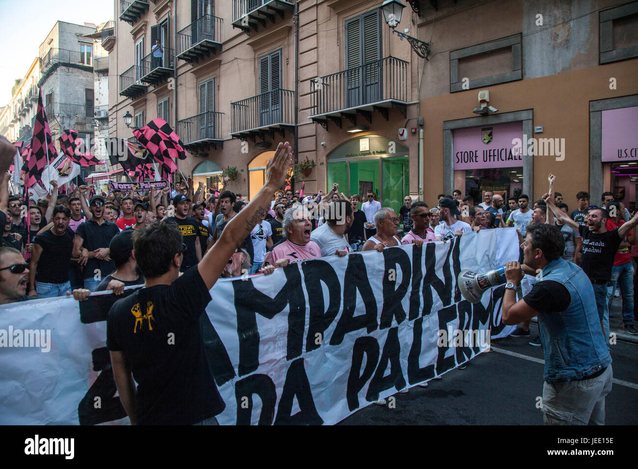 Ultras of Palermo in conflict with the president Maurizio Zamparini ...