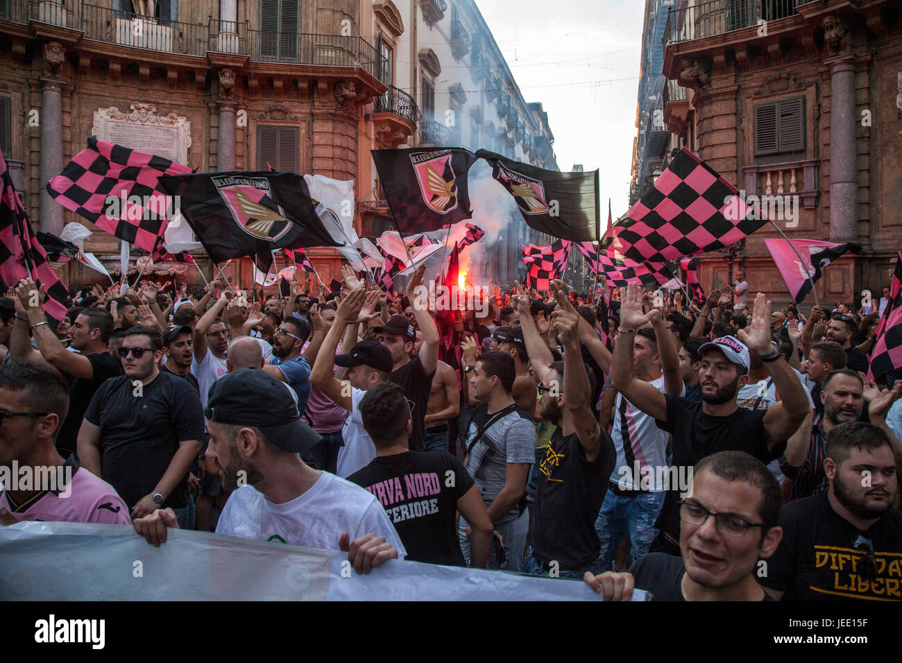 Ultras of Palermo in conflict with the president Maurizio Zamparini ...