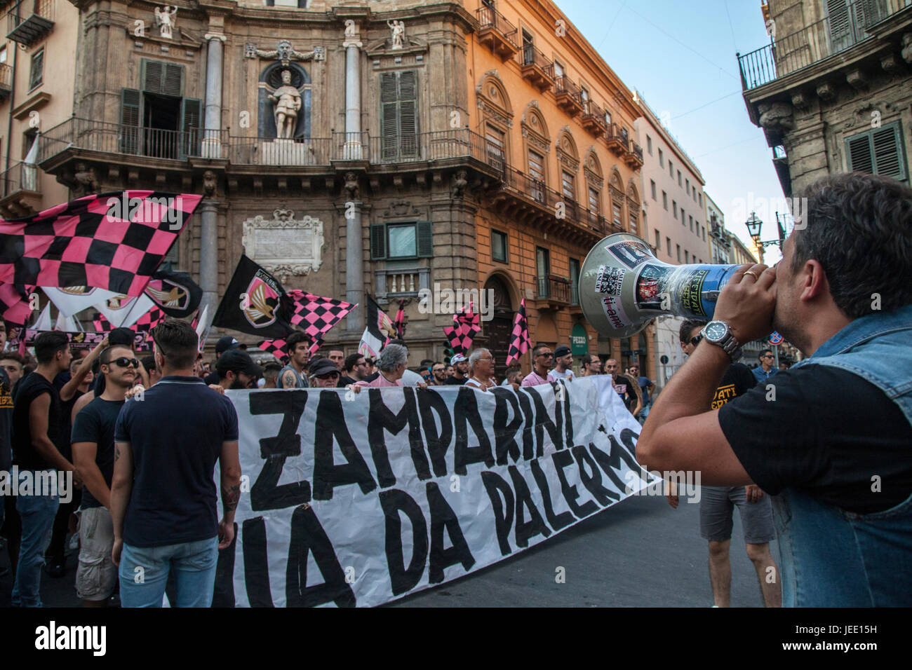 Ultras of Palermo in conflict with the president Maurizio Zamparini ...