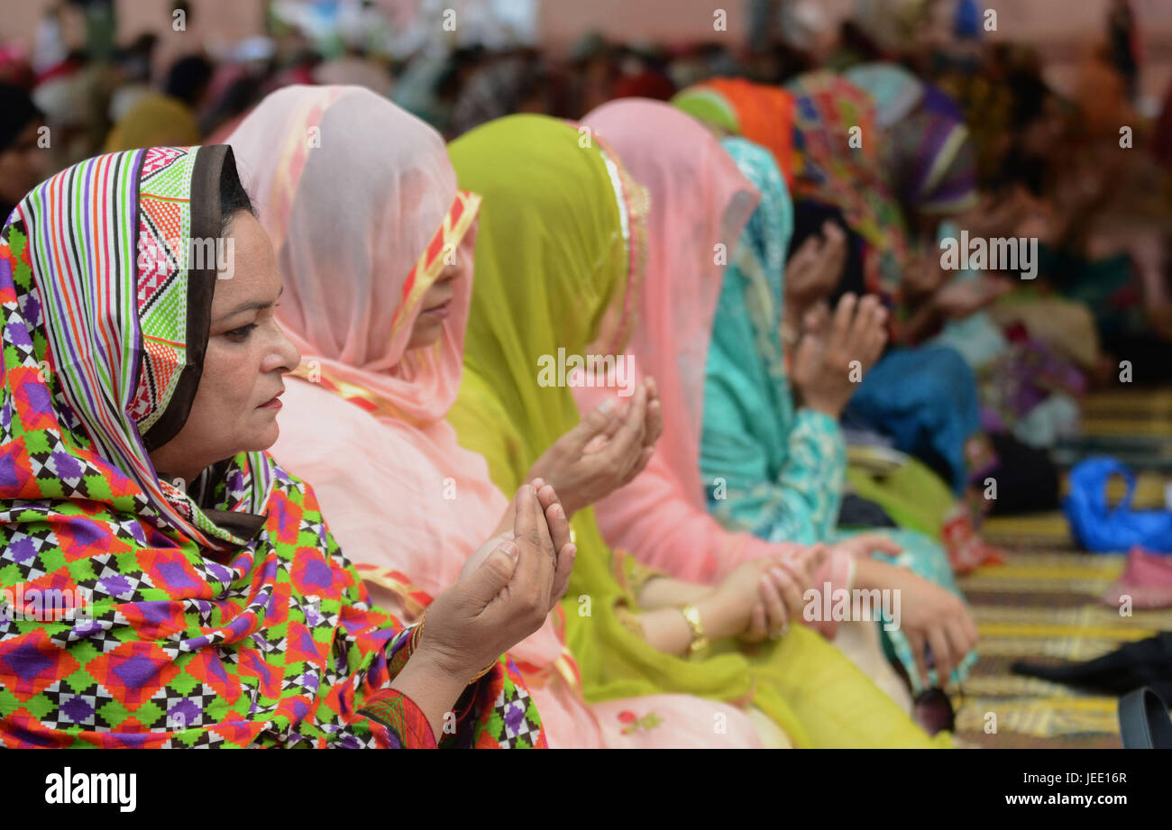 Lahore, Pakistan. 24th June, 2017. Pakistani faithful Muslims offering ...