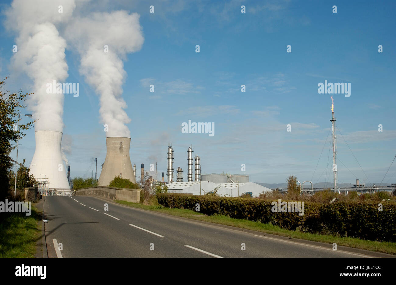 steam, smoke and flame at grangemouth petro-chemical plant Stock Photo ...