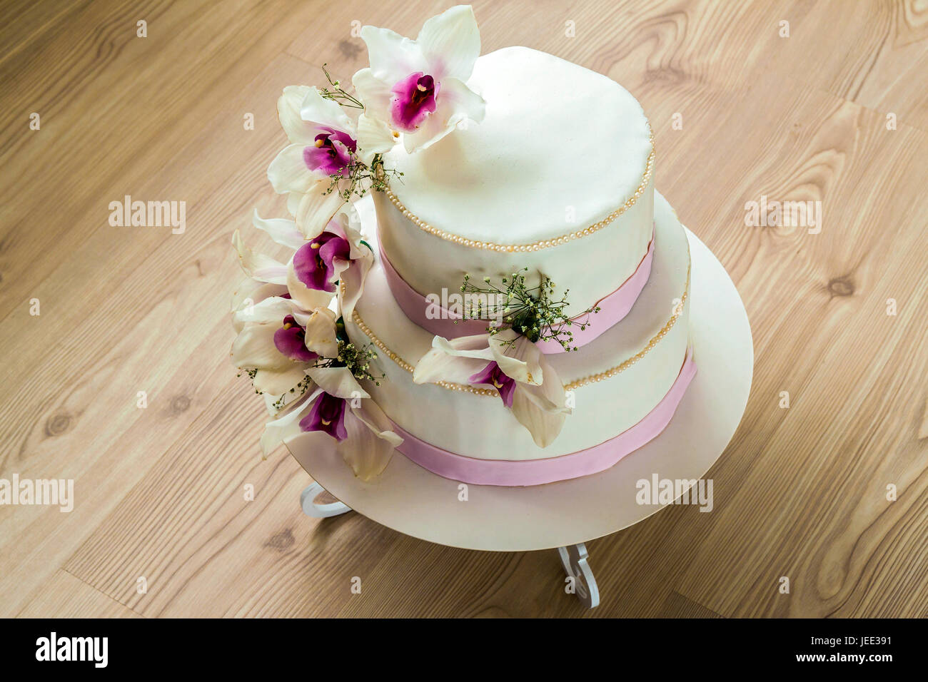 Beautiful wedding cake with flowers, close up of cake with blurred ...