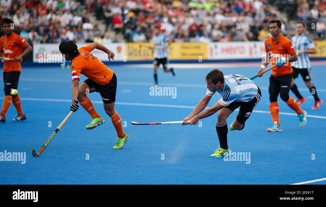 Matias Paredes of Argentina (right) and Sukri Mutalib of Malaysia ...