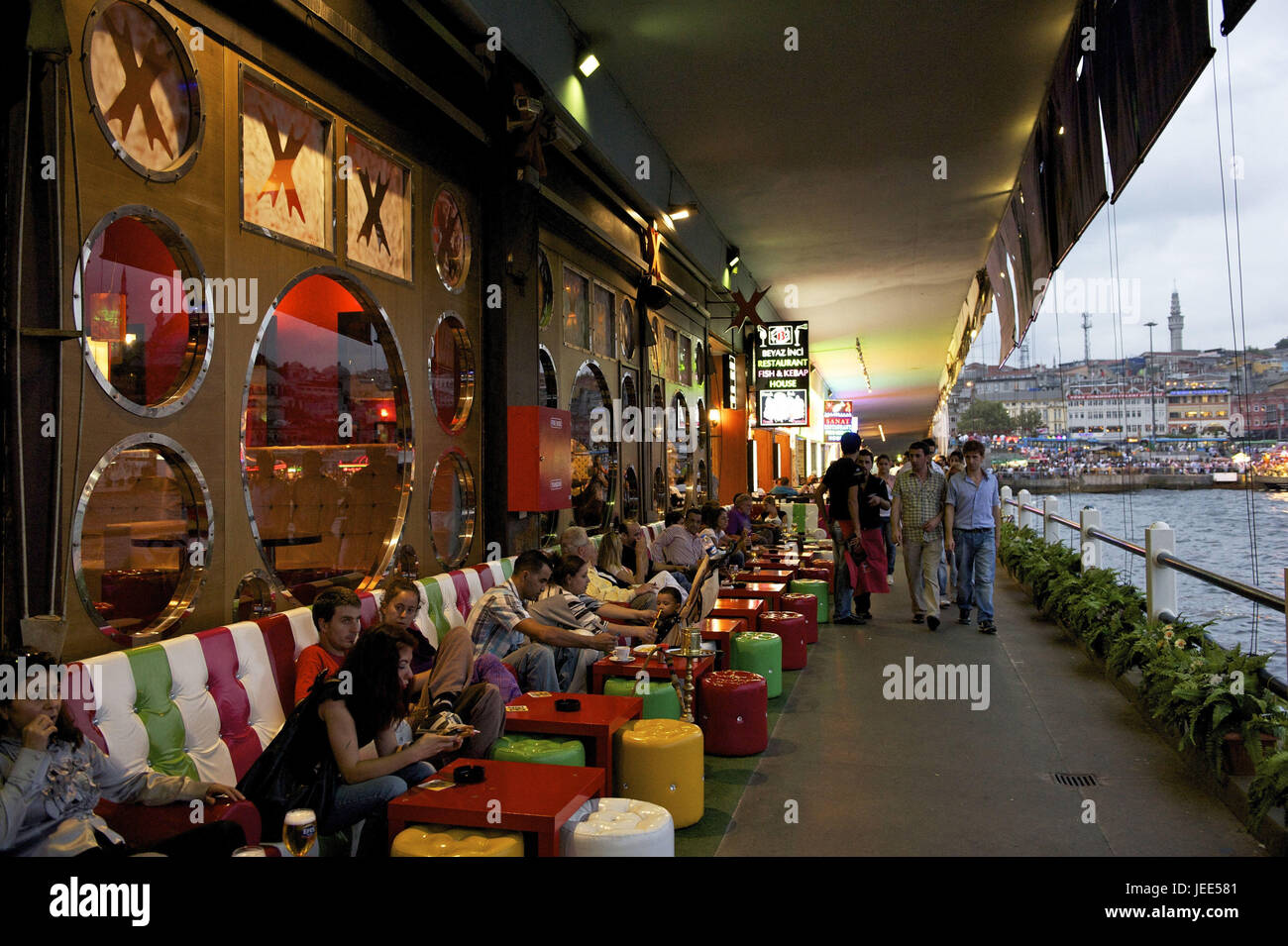 Turkey, Istanbul, part of town of Eminou, bar under the Galatabrücke ...