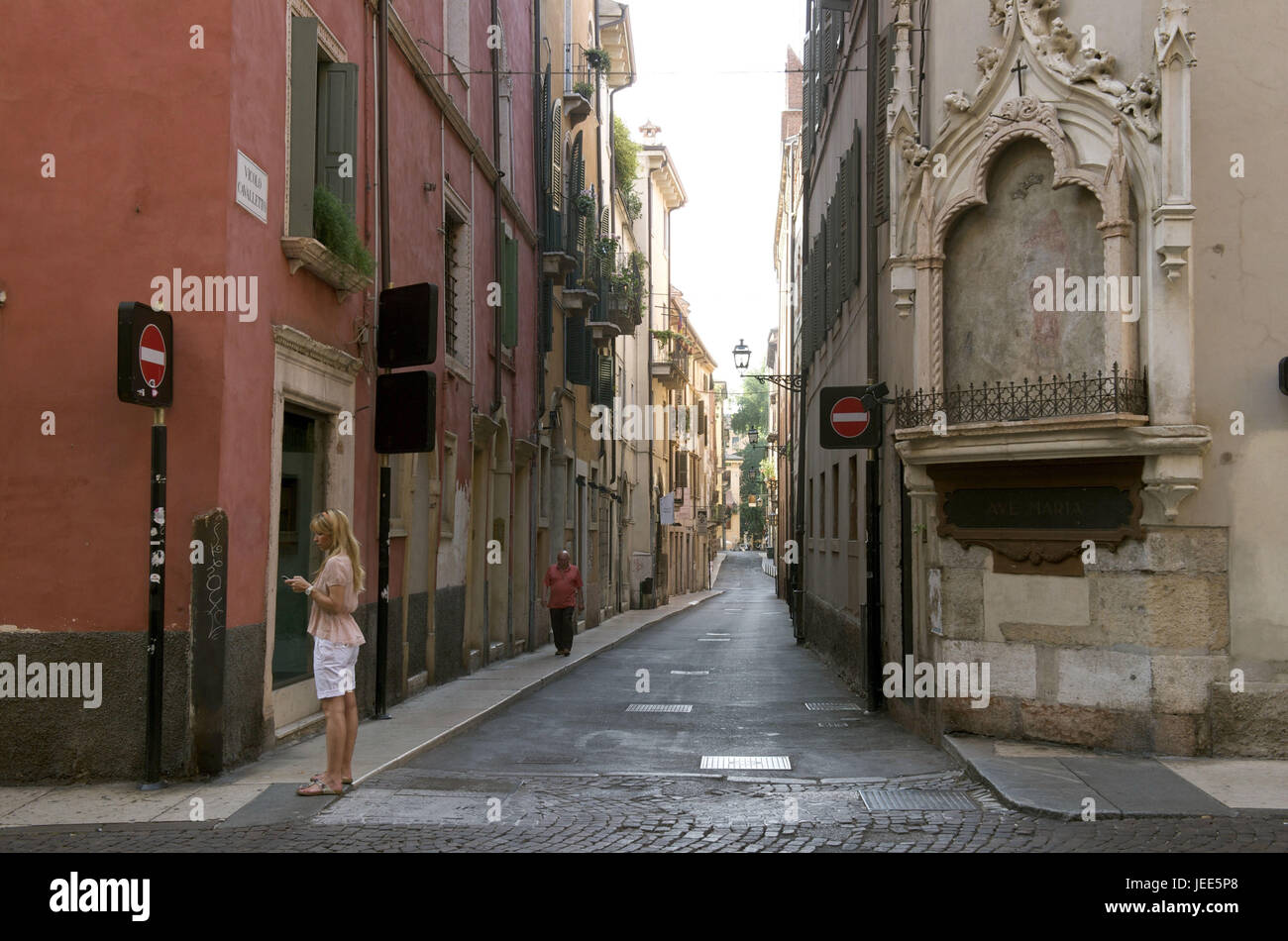 Old narrow lane hi-res stock photography and images - Alamy
