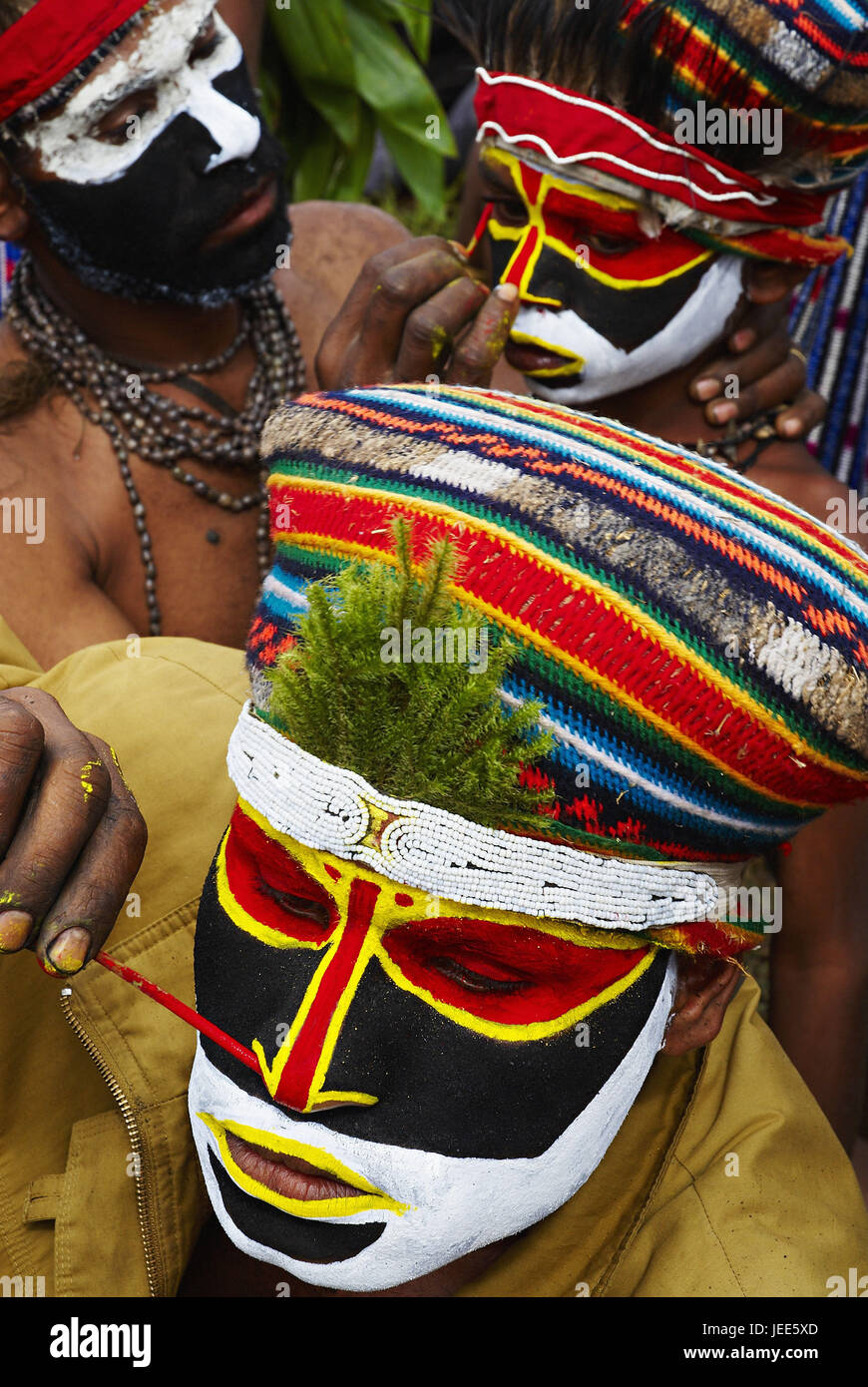 Papua New Guinea, men of the Huli of strain, close up Stock Photo - Alamy