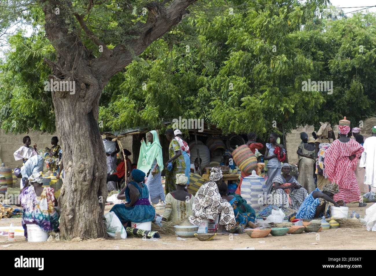 Ngaye Mekhe, market scene, women, wickerwork, Senegal Stock Photo - Alamy