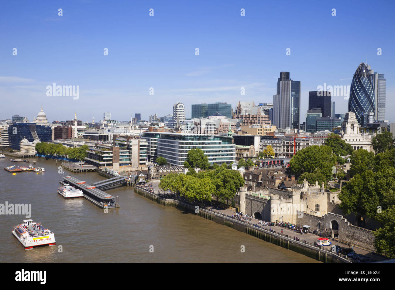 England, London, city skyline, view of Tower Bridge, the Thames, town ...