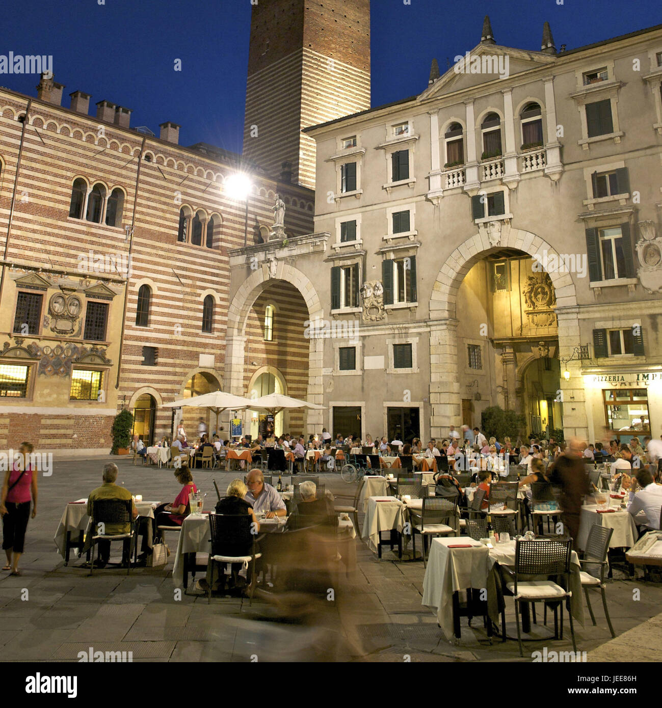 Nightlife in verona hi-res stock photography and images - Alamy