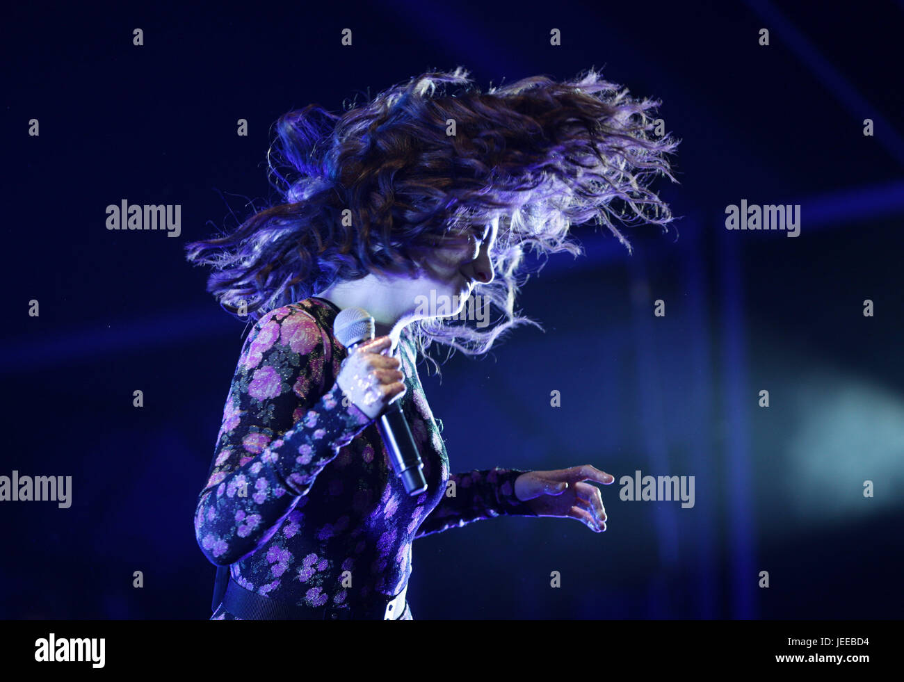 Lorde performing on other stage hi-res stock photography and images - Alamy
