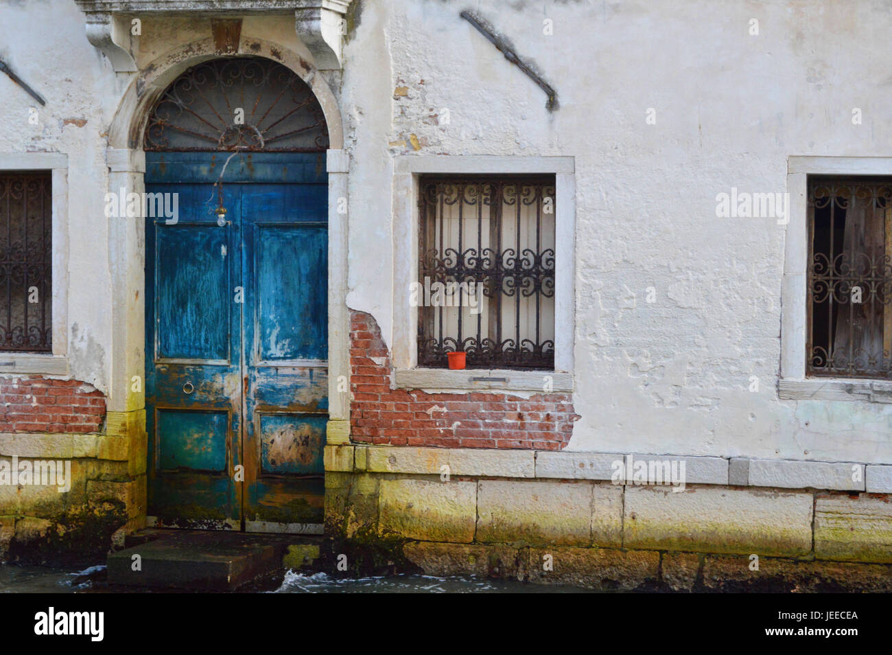Blue door venice hi-res stock photography and images - Alamy
