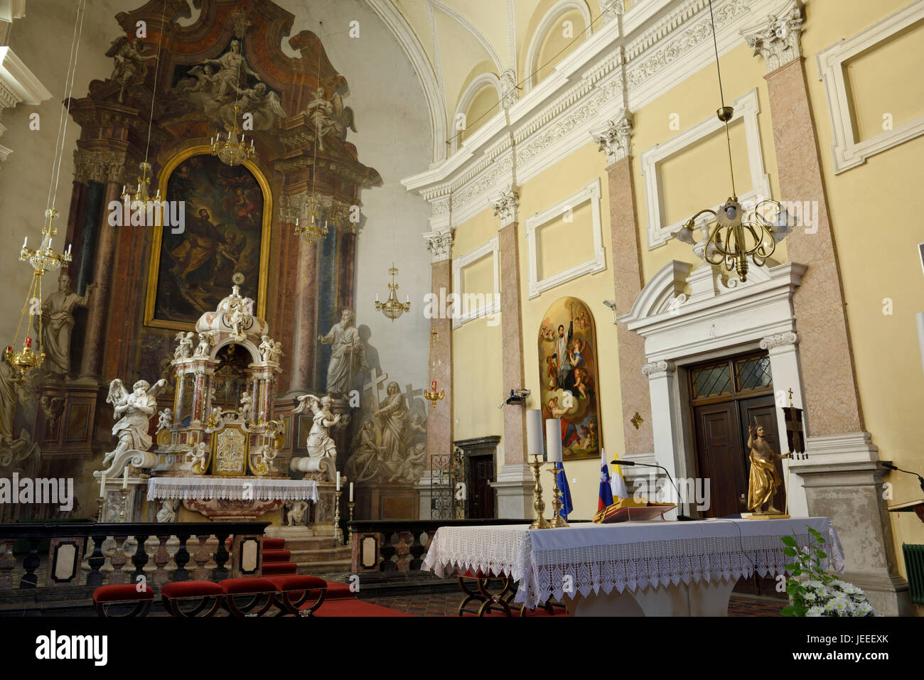 Catholic church altar sanctuary hi-res stock photography and images - Alamy