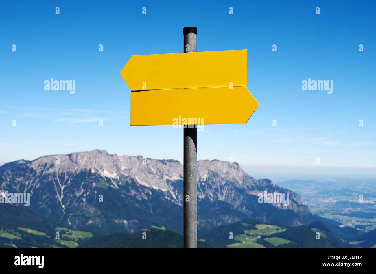 Road in front rock mountain hi-res stock photography and images - Alamy