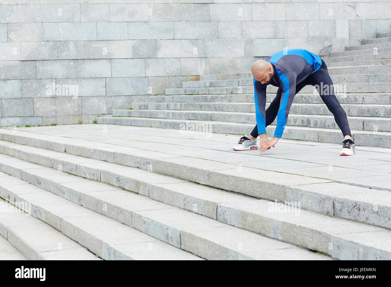 Acrtive young man doing stretching exercise Stock Photo - Alamy
