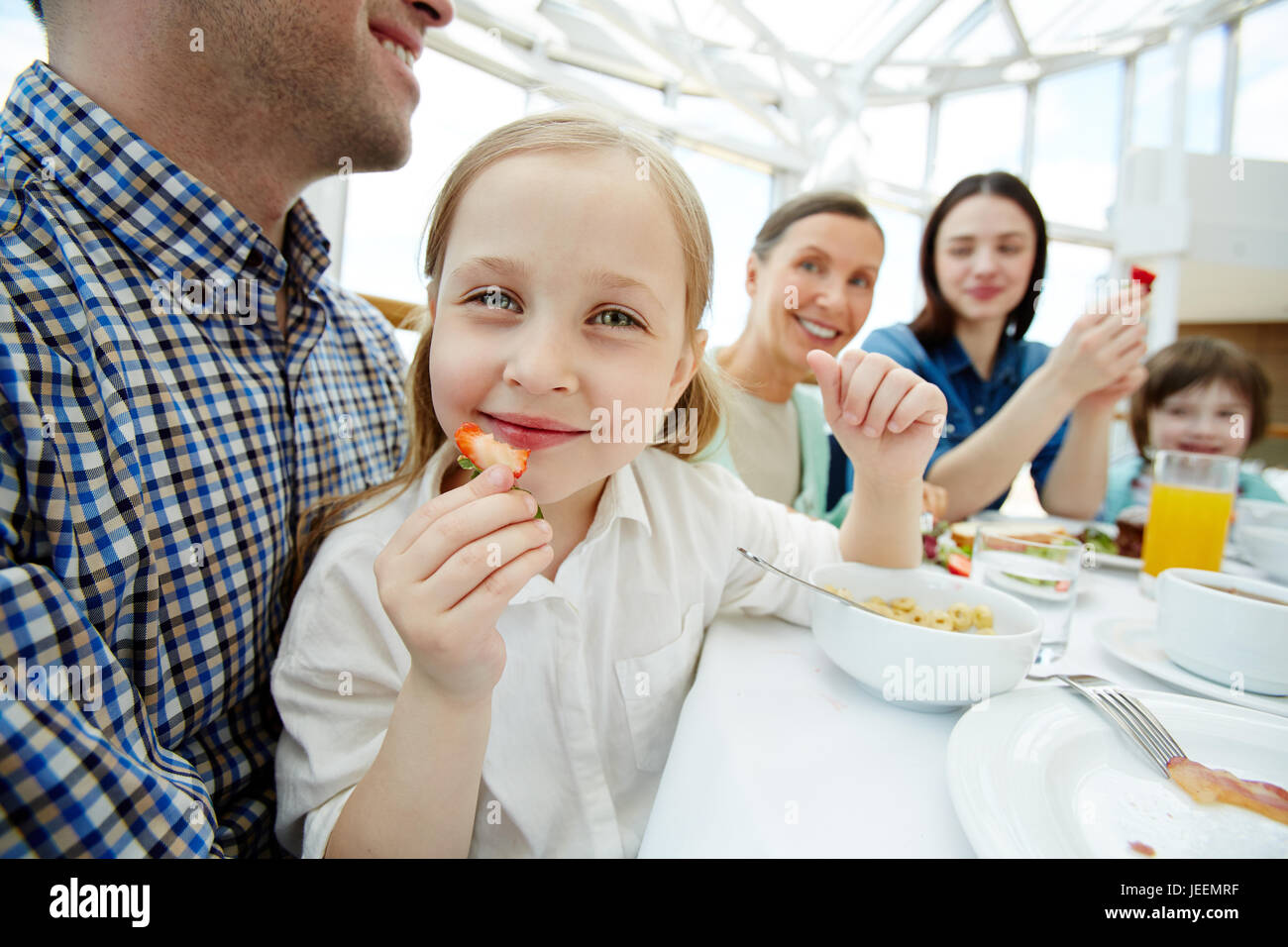 Family circle hi-res stock photography and images - Alamy