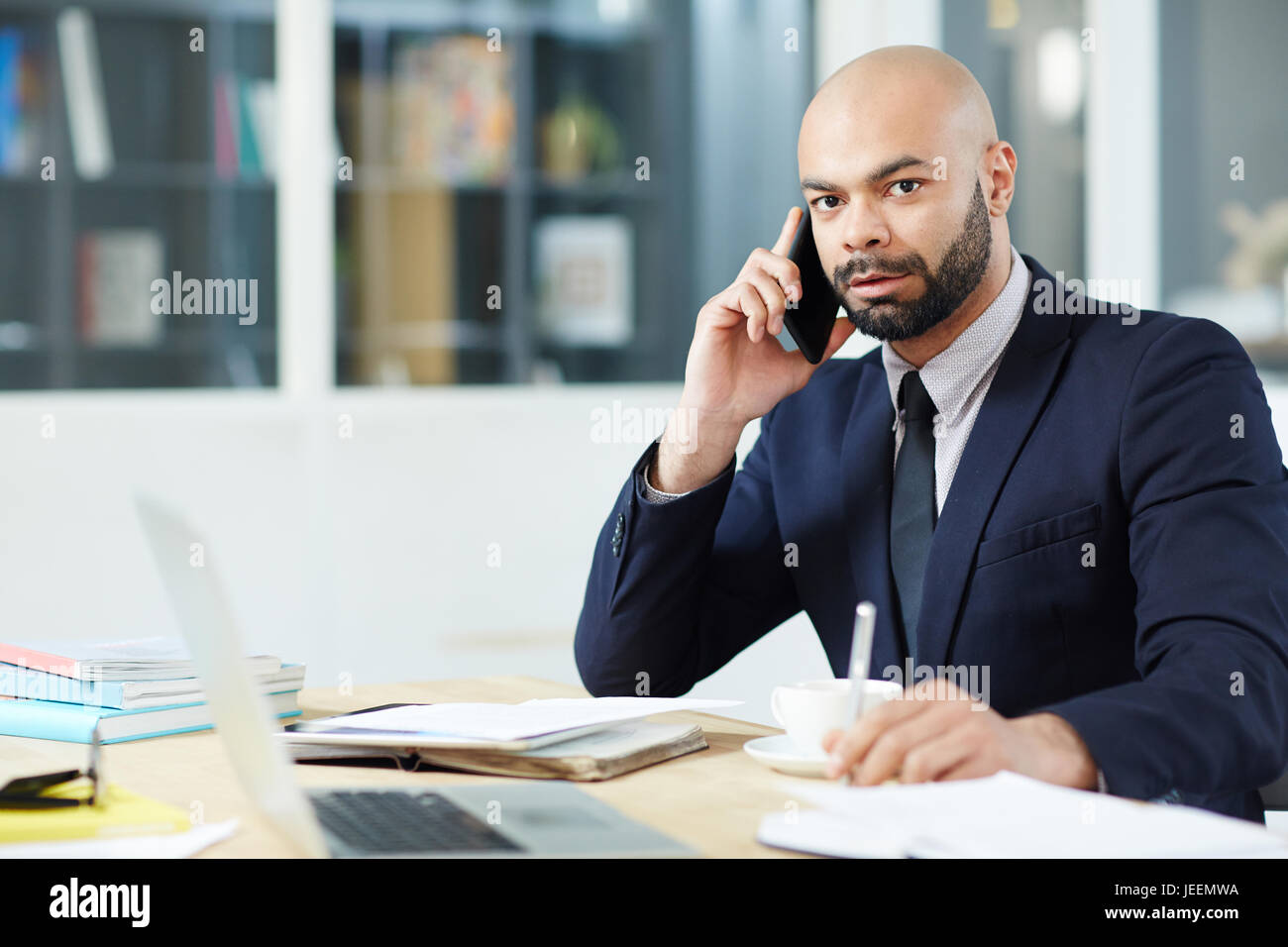 Serious man looking at camera hi-res stock photography and images - Alamy