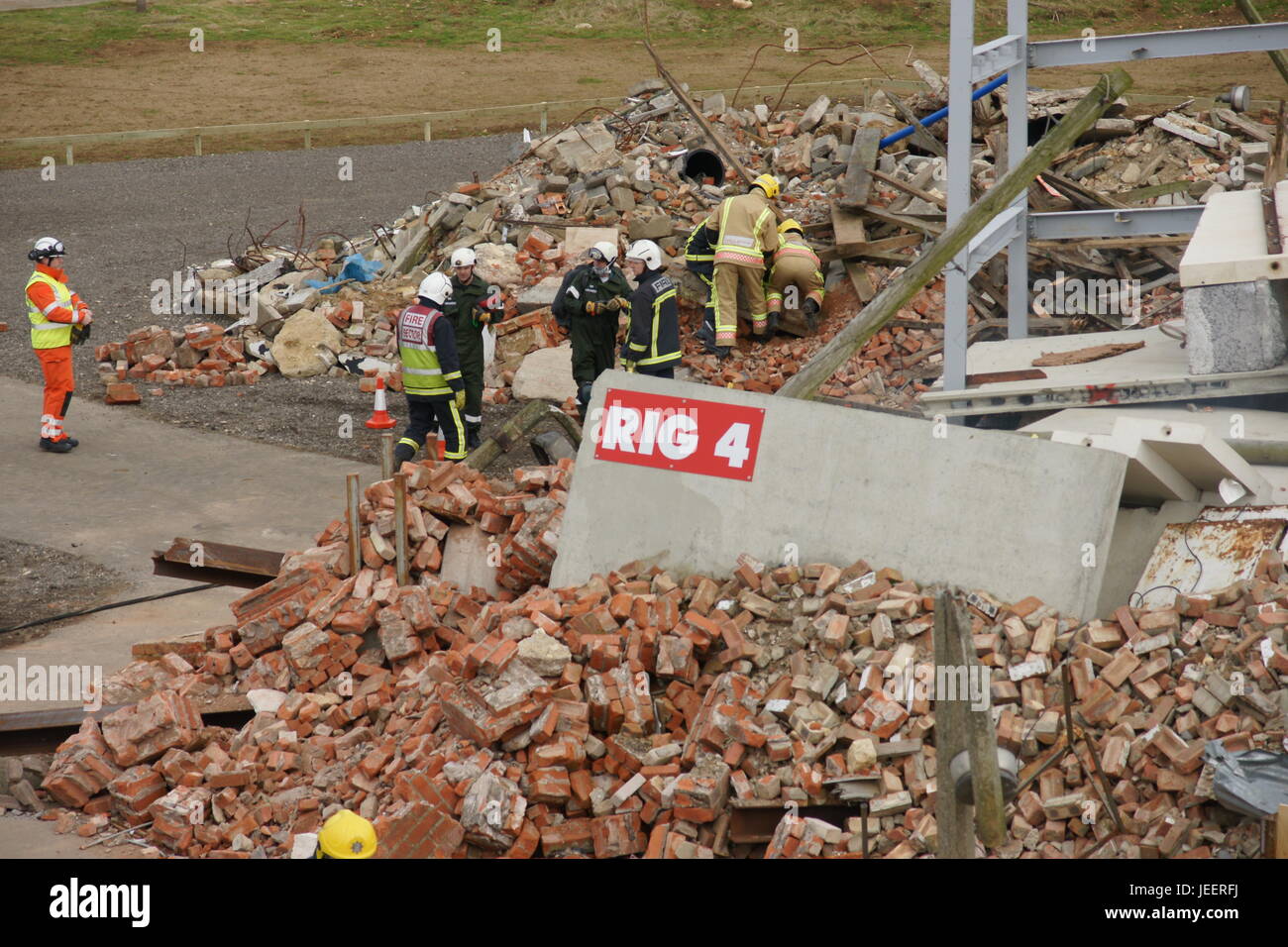 Rescue team in building collapse hi-res stock photography and images ...