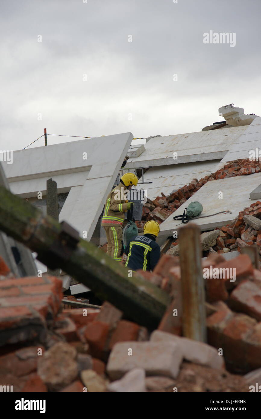 urban search and rescue team working in disaster zone Stock Photo - Alamy