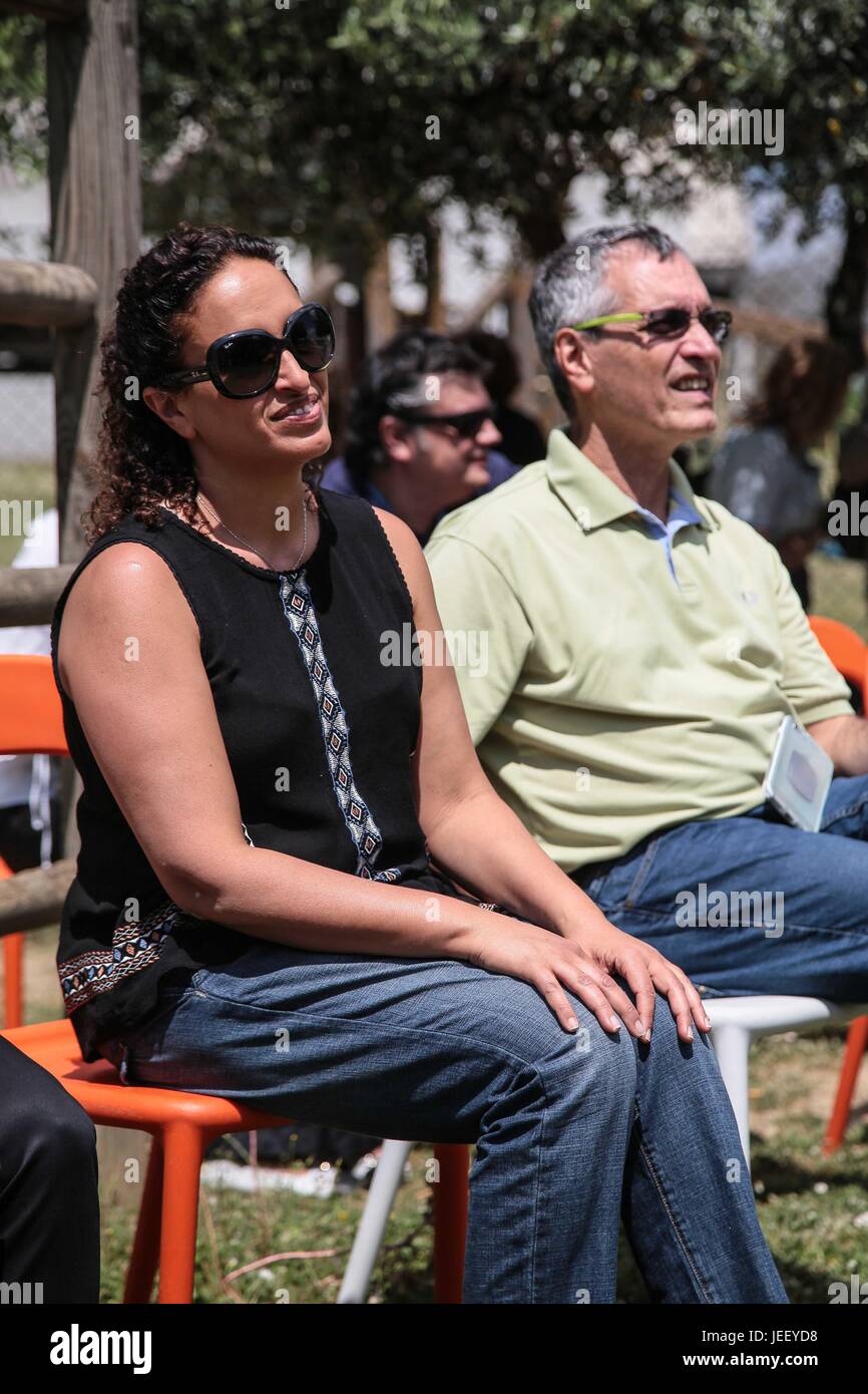 Israeli singer Achinoam Nini visits the female branch of the ...