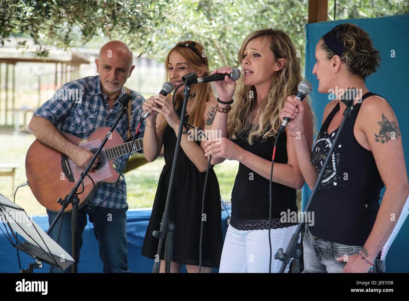 Israeli singer Achinoam Nini visits the female branch of the ...