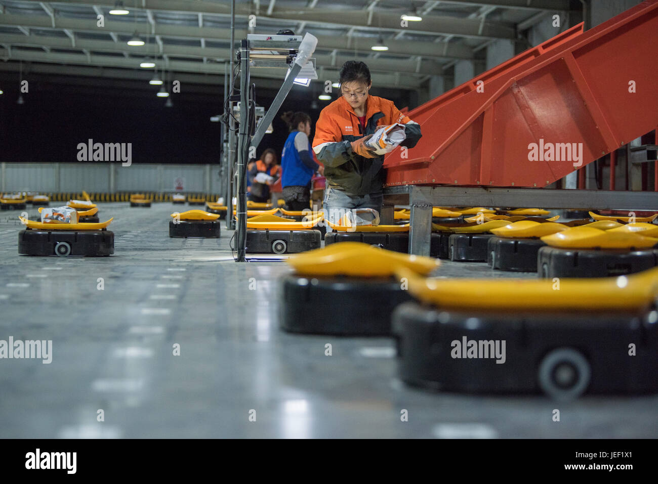 warehouse worker: Self-charging robots can sort 20,000 parcels an hour ...