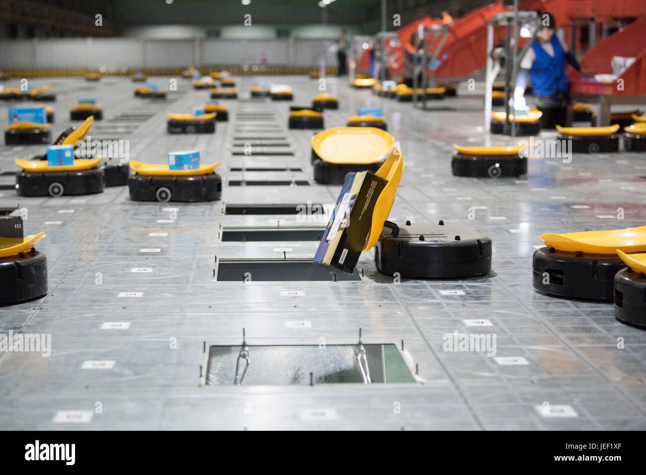 warehouse worker: Self-charging robots can sort 20,000 parcels an hour ...
