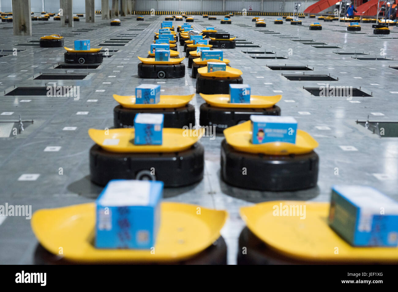 Chinese robots hi-res stock photography and images - Alamy