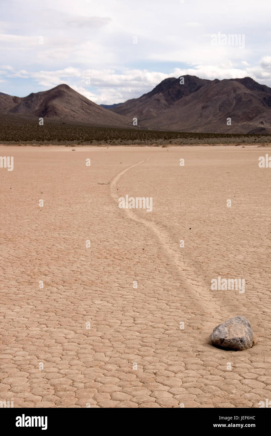The walking rocks of the Racetrack Playa leave tracks of movements over ...