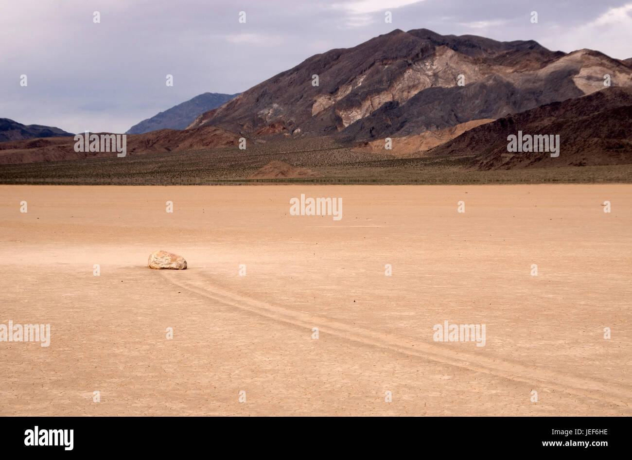 The walking rocks of the Racetrack Playa leave tracks of movements over ...