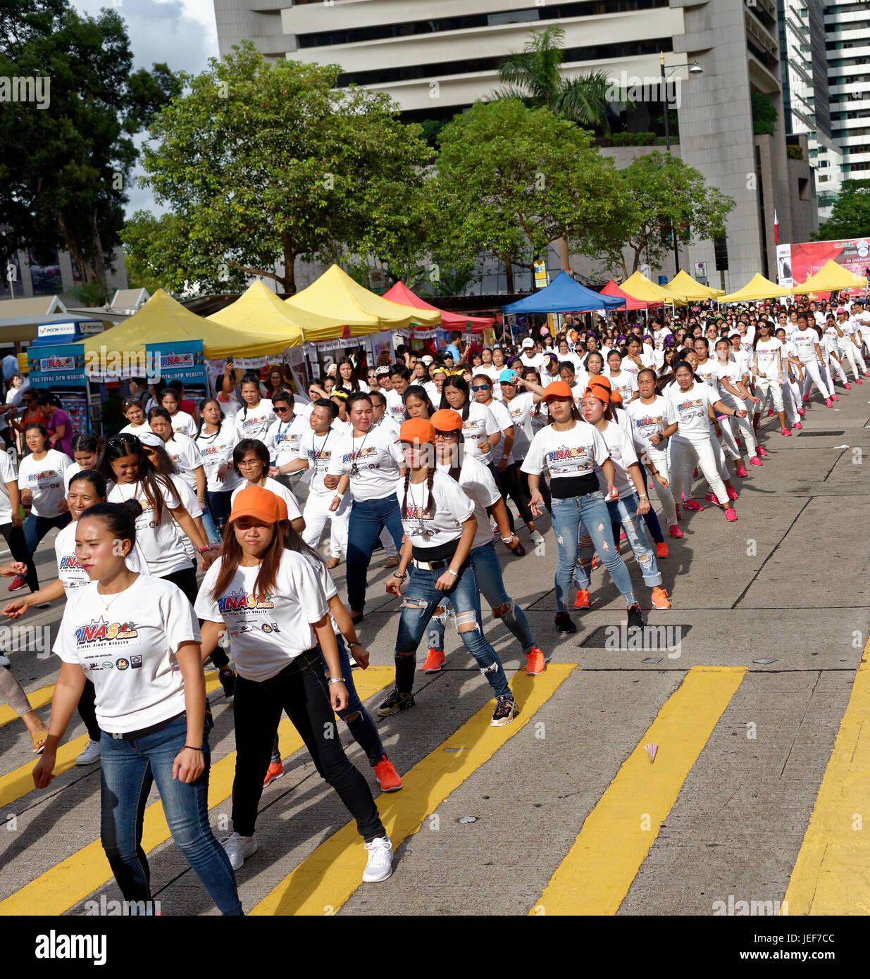 Filipino workers in Hong Kong create a massive line dance on the ...