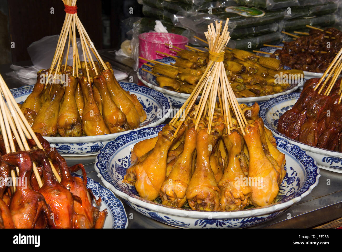 Grilled chicken's legs, Shanghai at night, China, Gegrillte ...