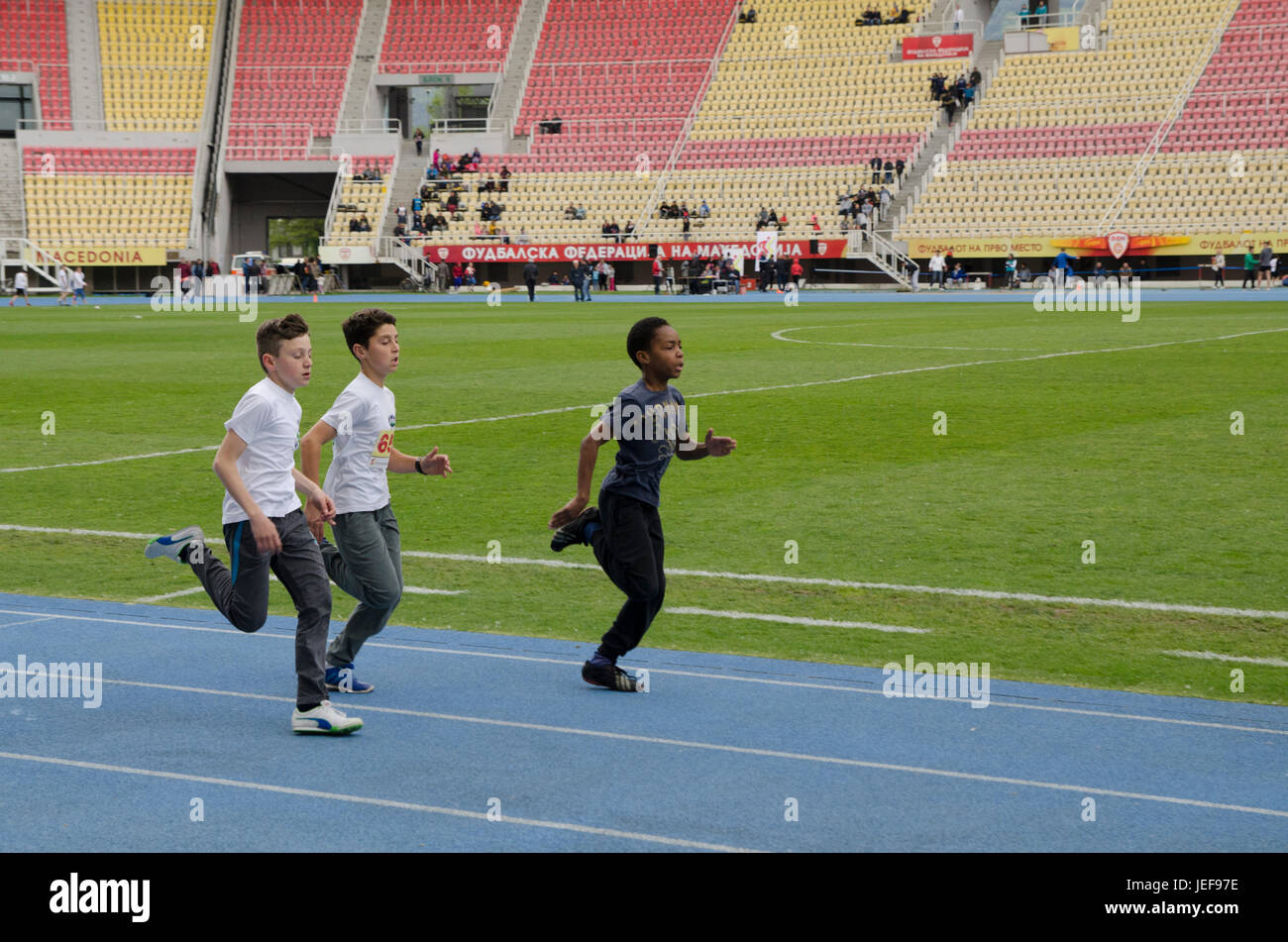 Children running race Stock Photo - Alamy