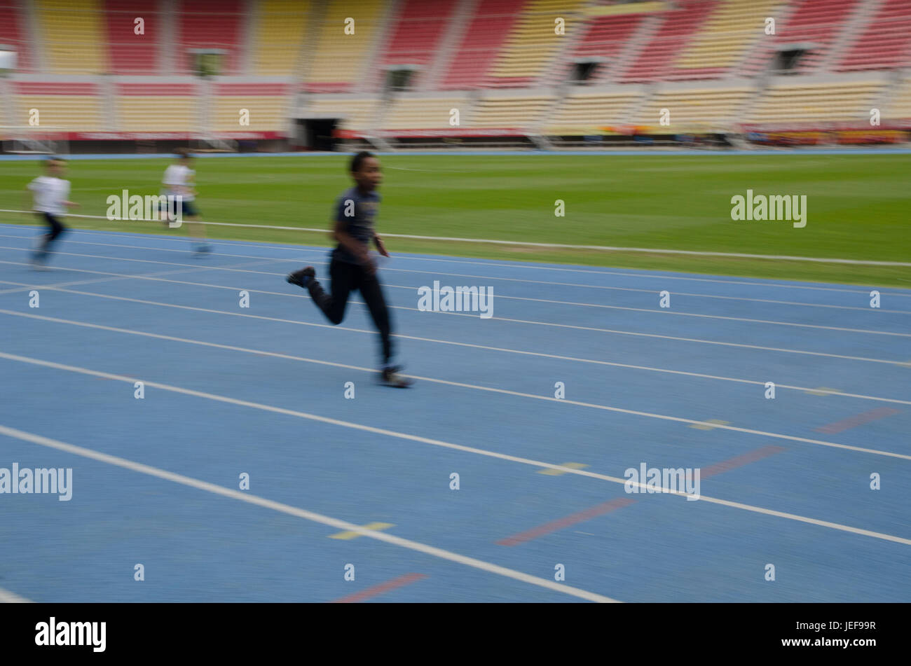 Children running race Stock Photo - Alamy