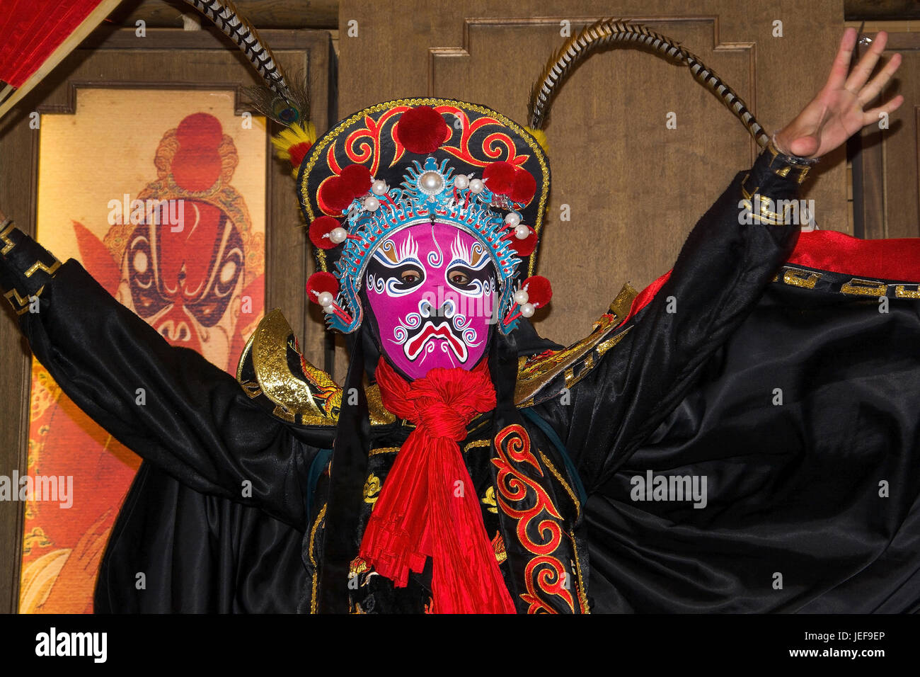 Chinese dancer with mask, Shanghai, Chinesischer Taenzer mit Maske ...