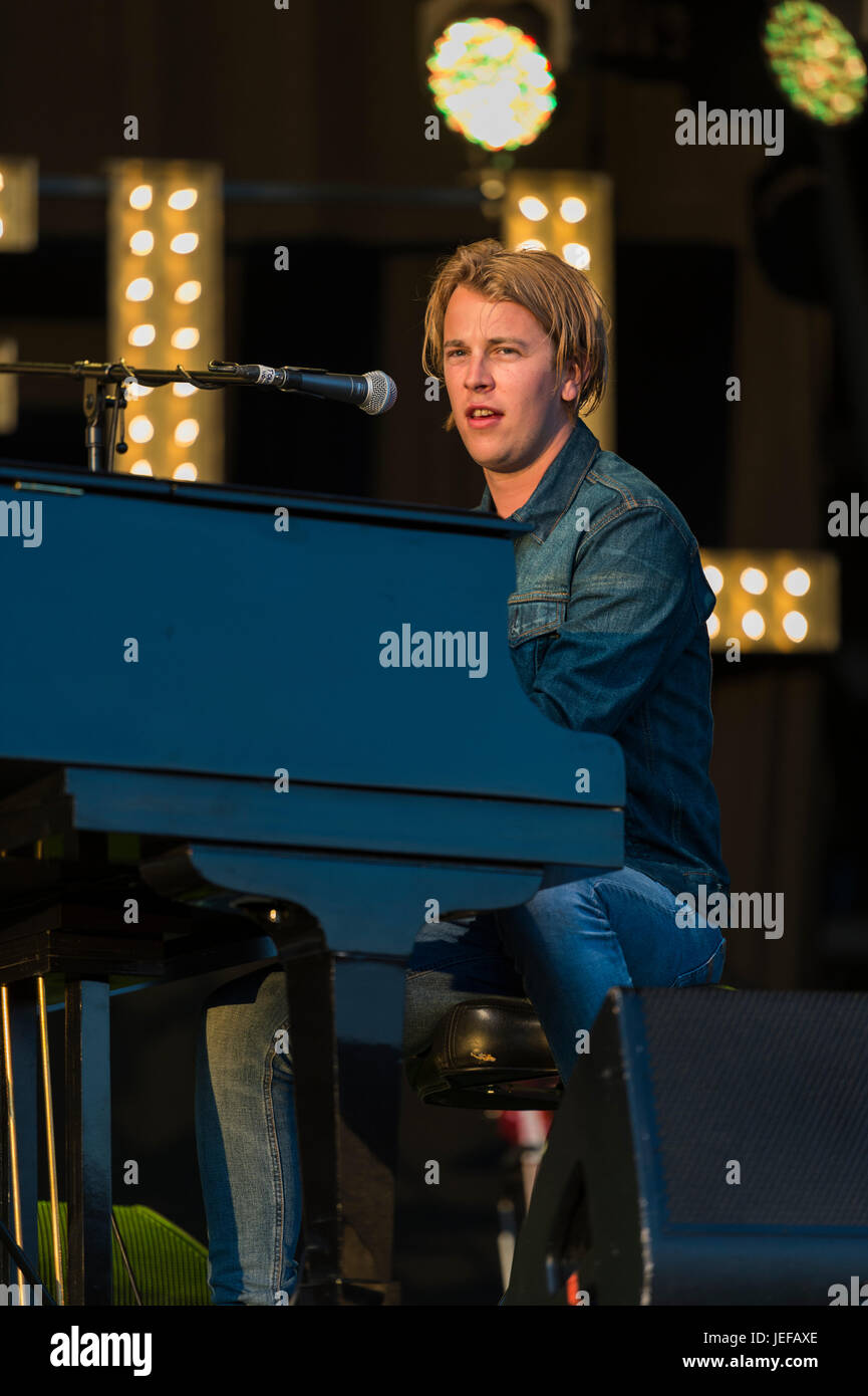 Tom odell singer songwriter hi-res stock photography and images - Alamy