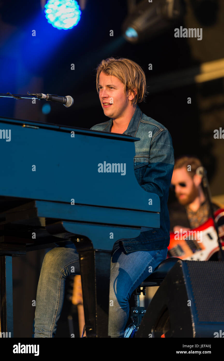 Tom odell singer songwriter hi-res stock photography and images - Alamy