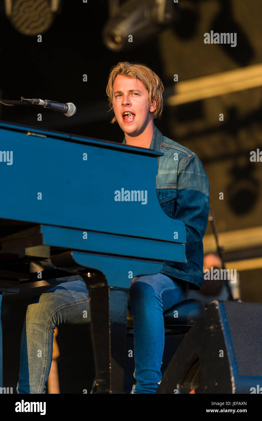 Tom odell singer songwriter hi-res stock photography and images - Alamy