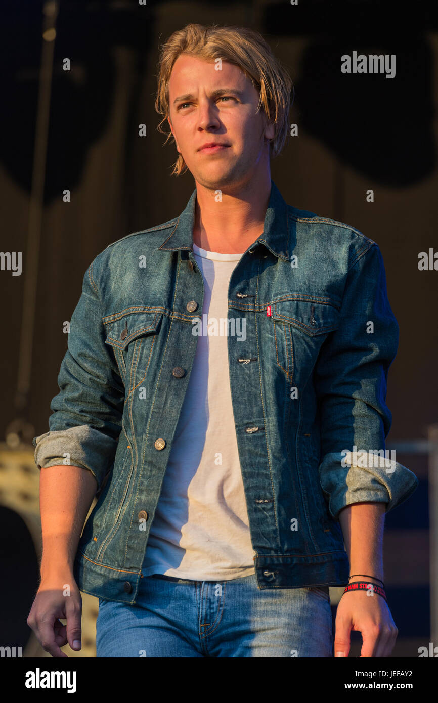 Tom odell on stage hi-res stock photography and images - Alamy
