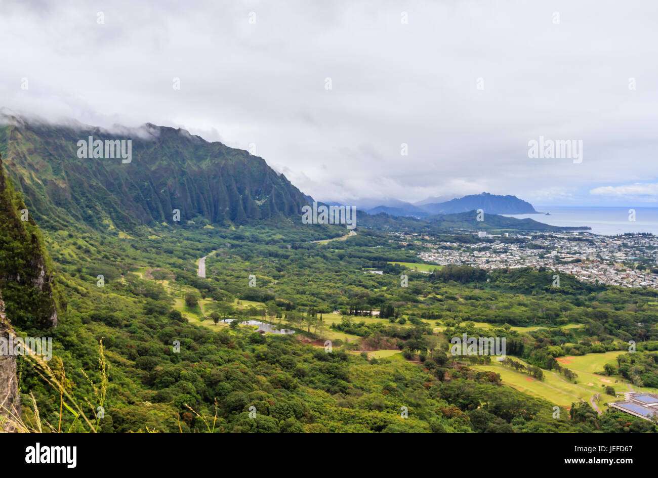 The view from the Nuuanu Pali Lookout on the Windward coast of Oahu ...